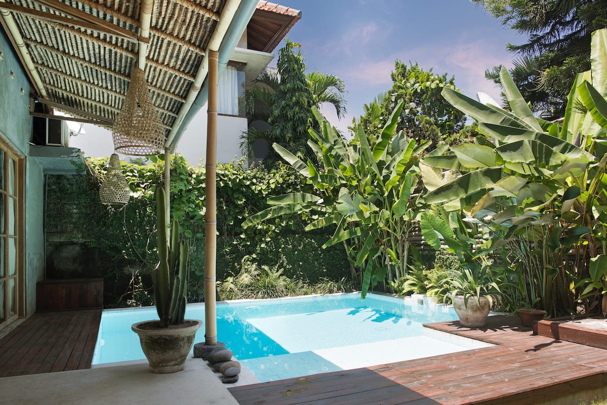 Single-storey House in Rustic Style With Private Swimming Pool