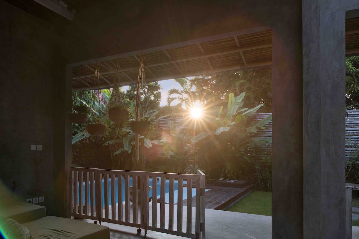 Single-storey House in Rustic Style With Private Swimming Pool