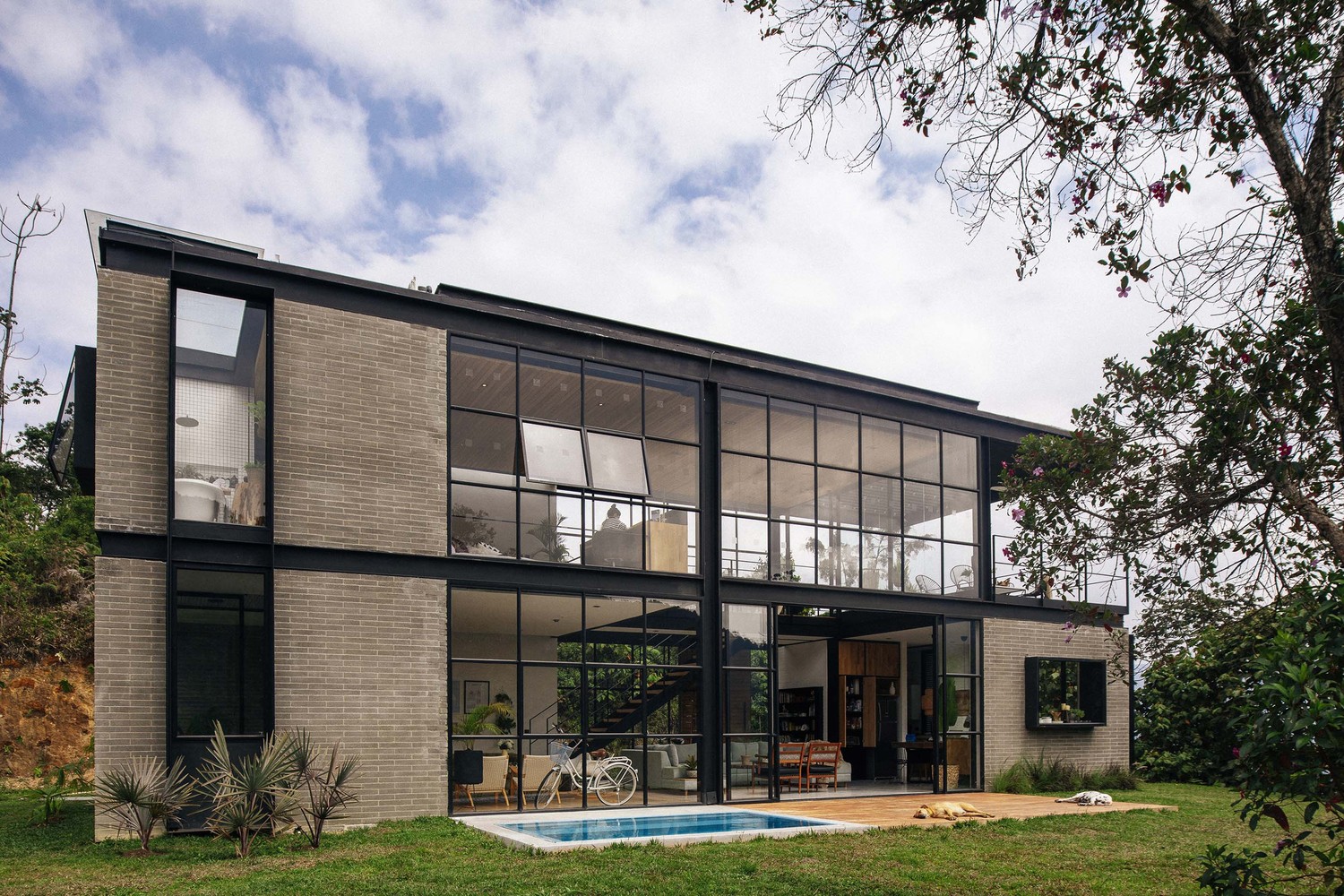 Steel frame house, Open and airy with a spacious terrace