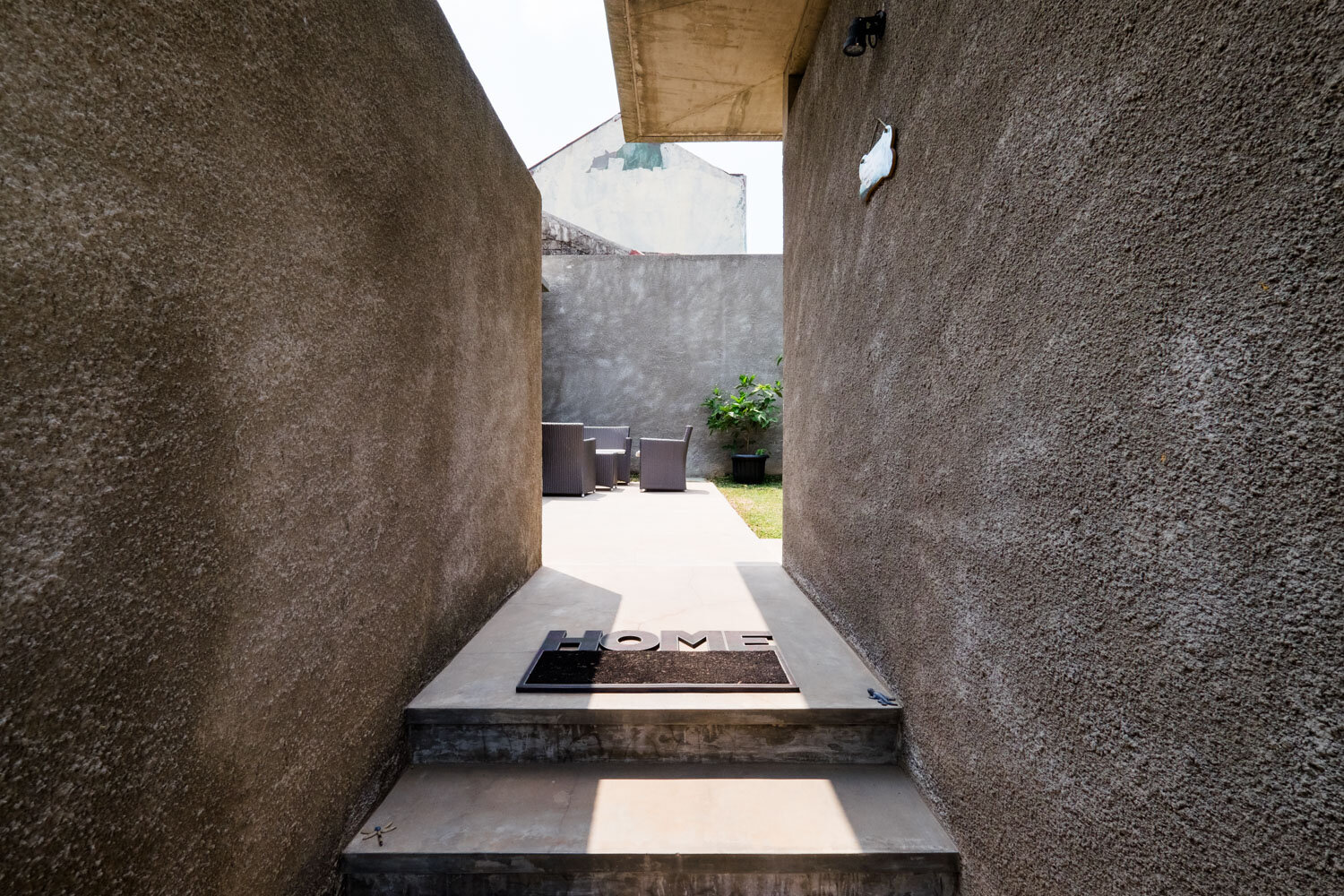 Single-storey bare cement house, Low budget, living in style