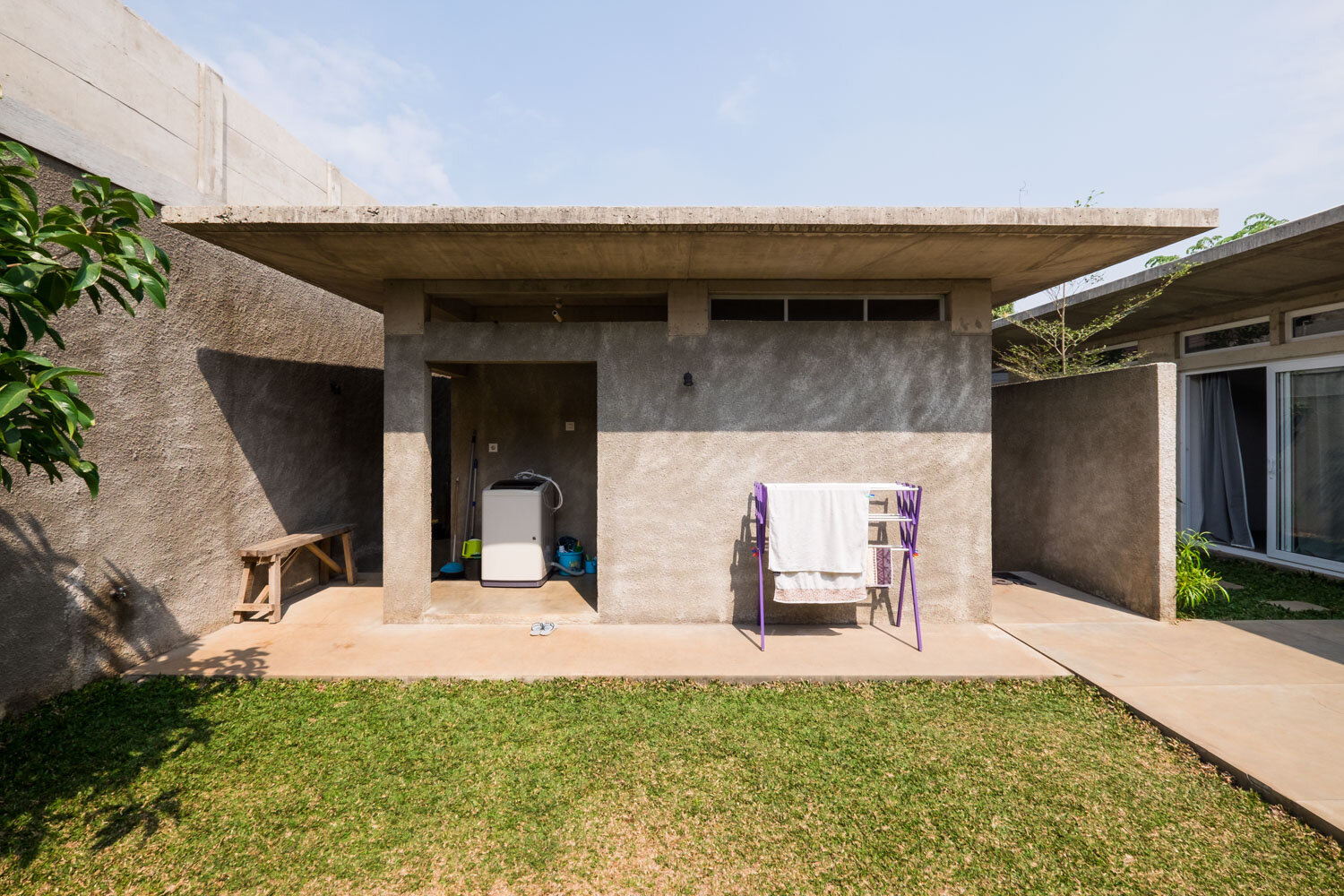 Single-storey bare cement house, Low budget, living in style