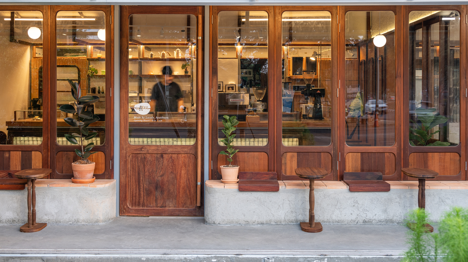 "Basic Space Coffee" Rustic Style Café Idea, the Harmony of Traditional ...