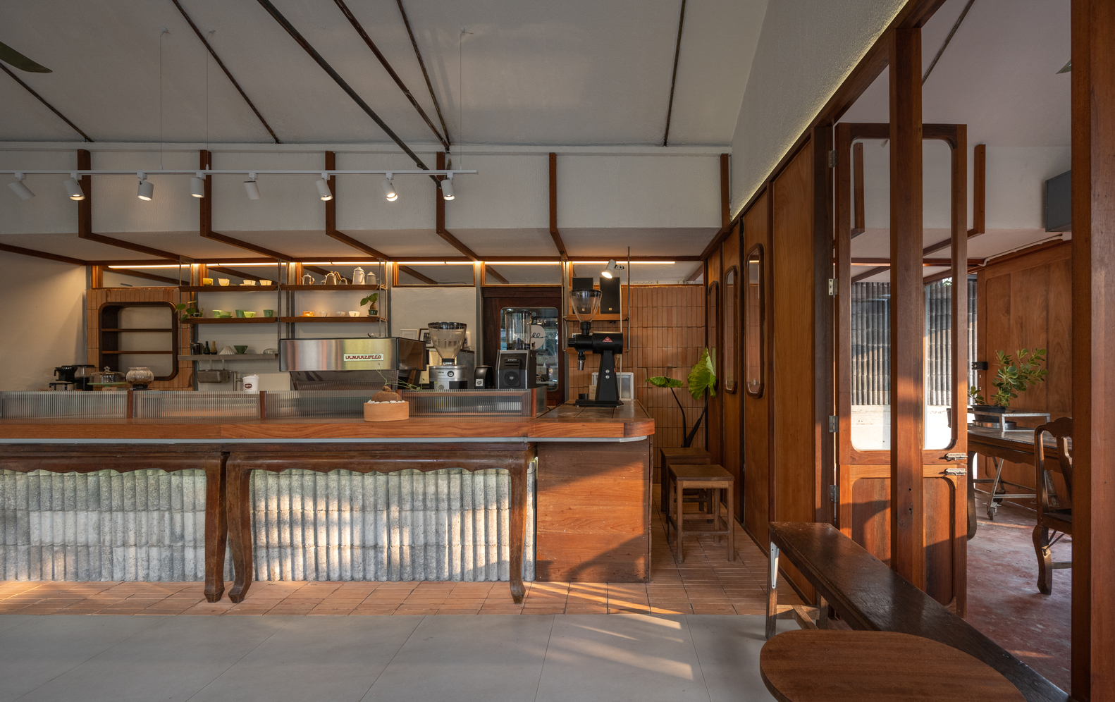 "Basic Space Coffee" Rustic Style Café Idea, the Harmony of Traditional ...