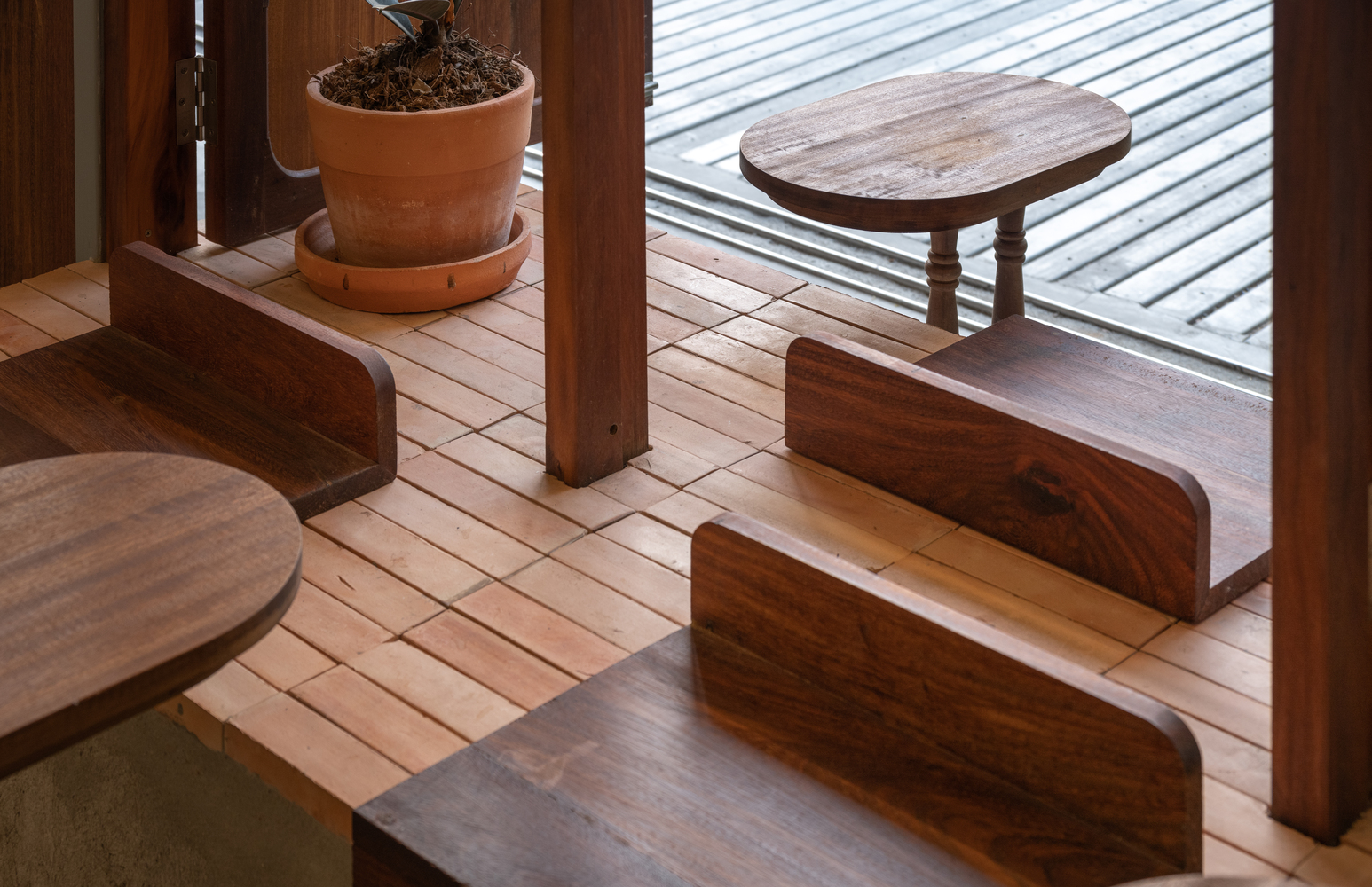 "Basic Space Coffee" Rustic Style Café Idea, the Harmony of Traditional ...