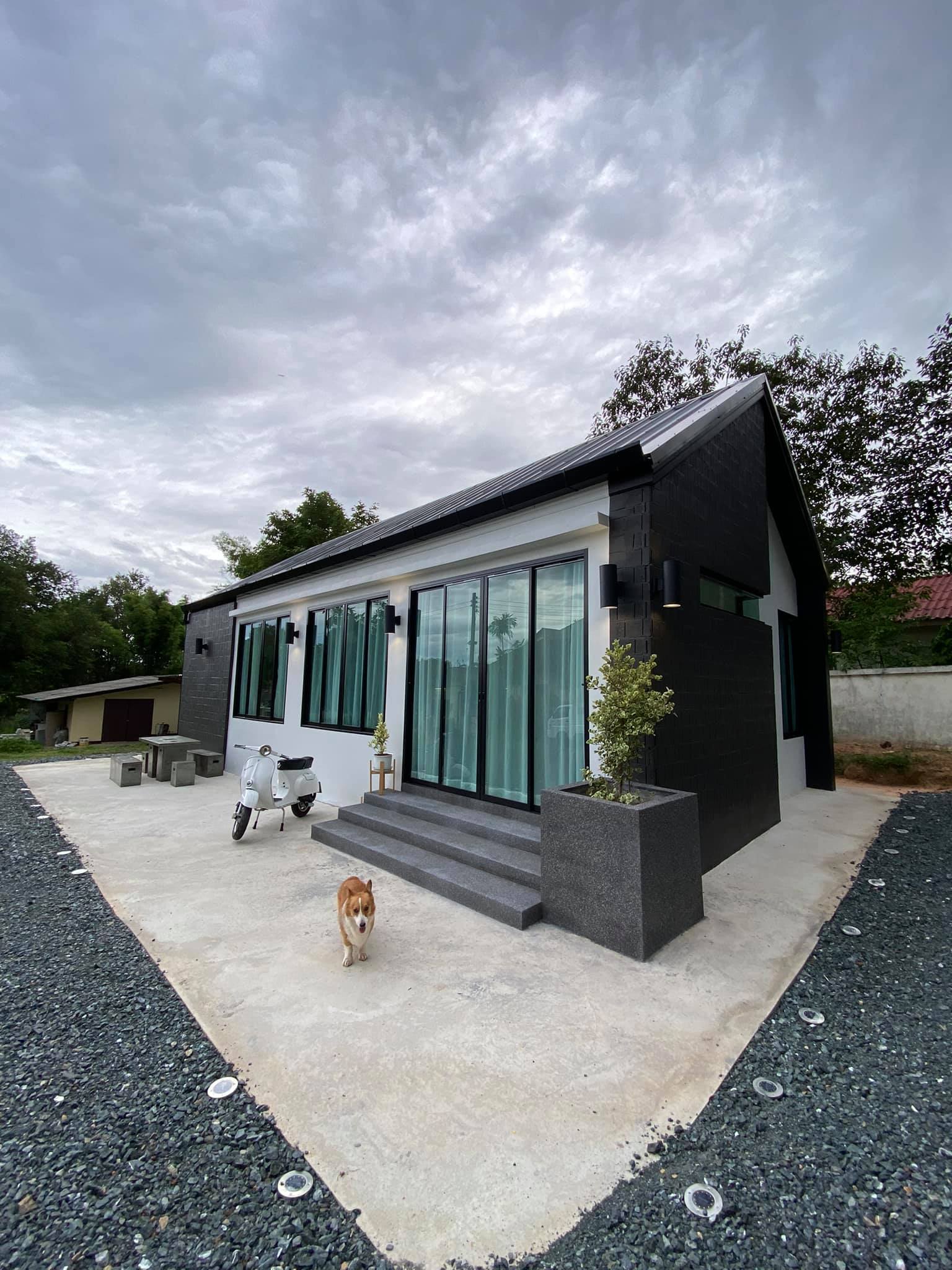 Cool Small Minimalist Style Black and White House