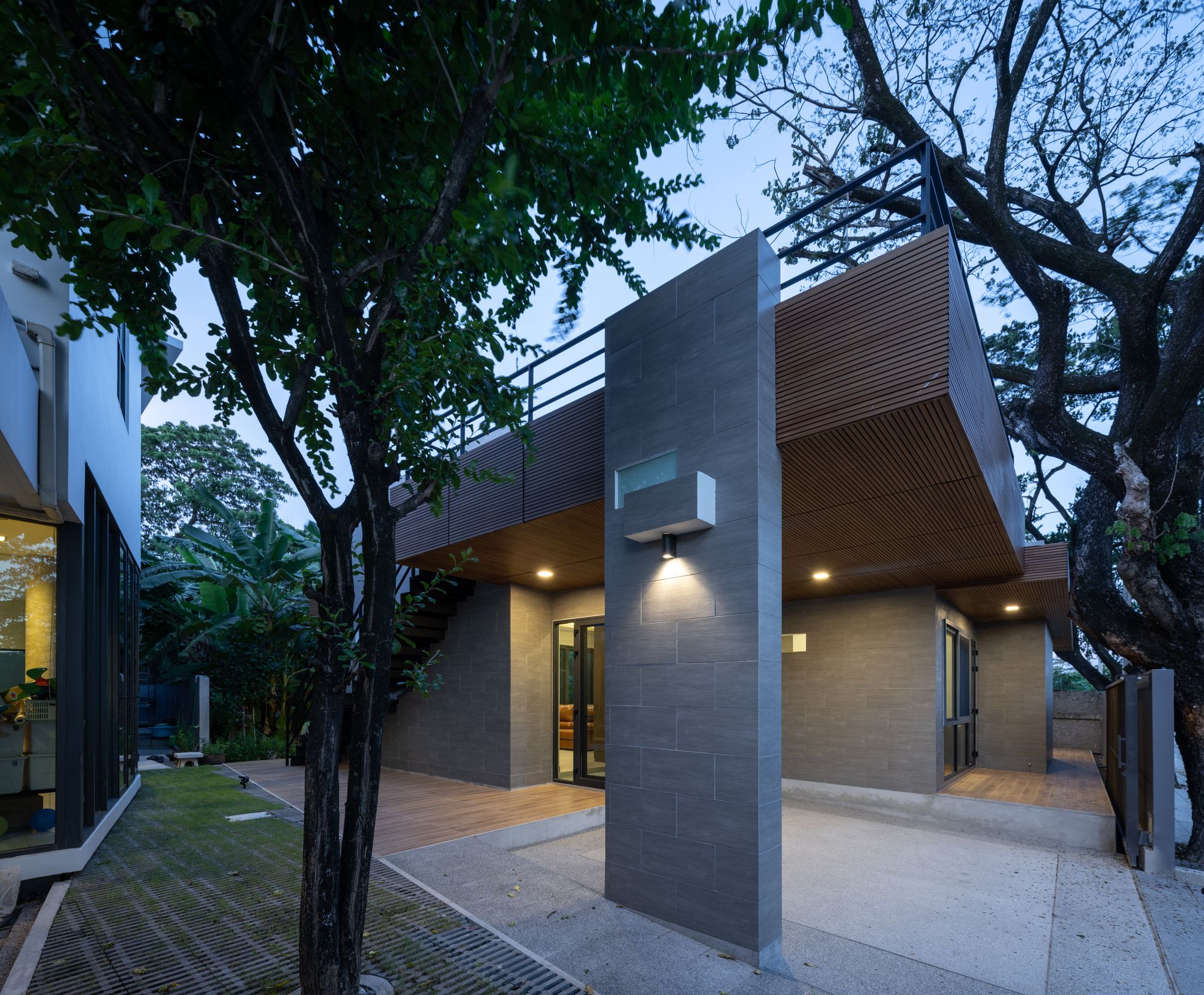 Cool Modern Box House With Rooftop, Harmonious With Green Garden