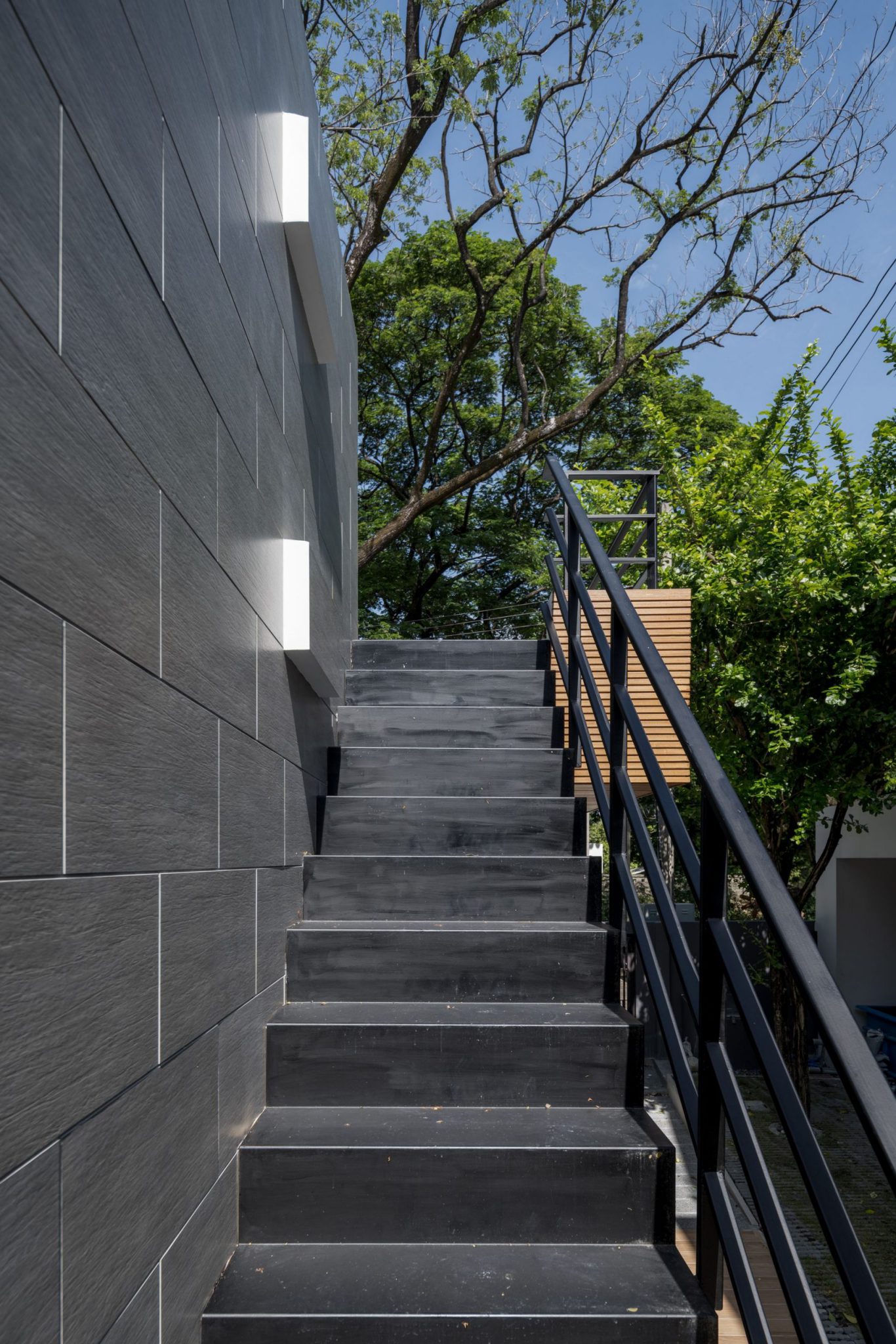 Cool Modern Box House With Rooftop, Harmonious With Green Garden