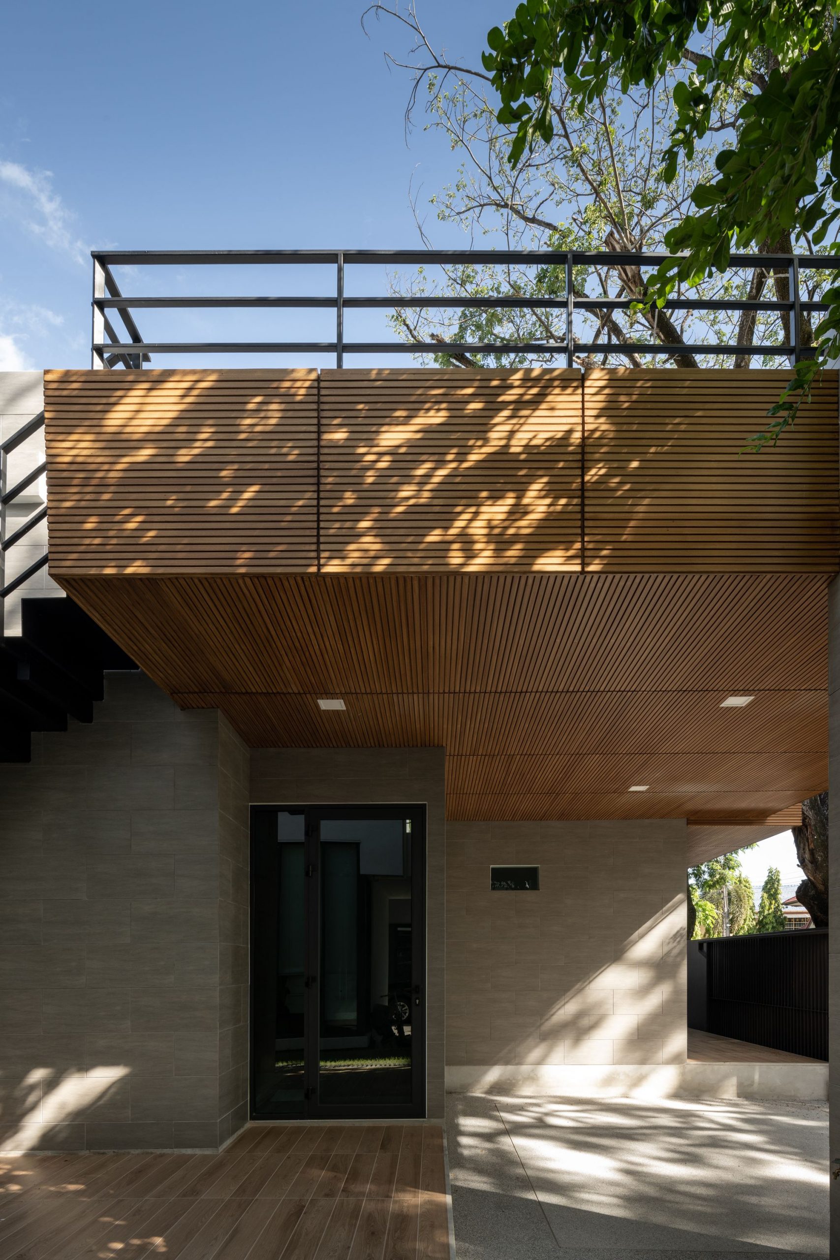 Cool Modern Box House With Rooftop, Harmonious With Green Garden