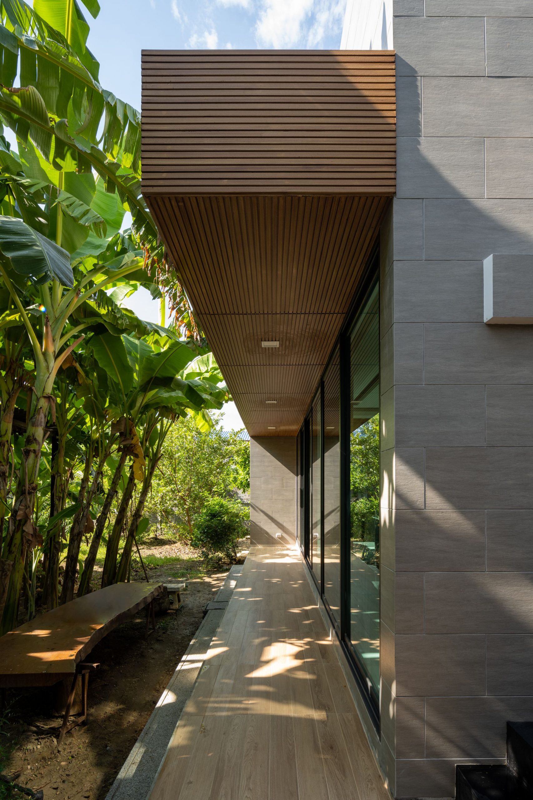 Cool Modern Box House With Rooftop, Harmonious With Green Garden