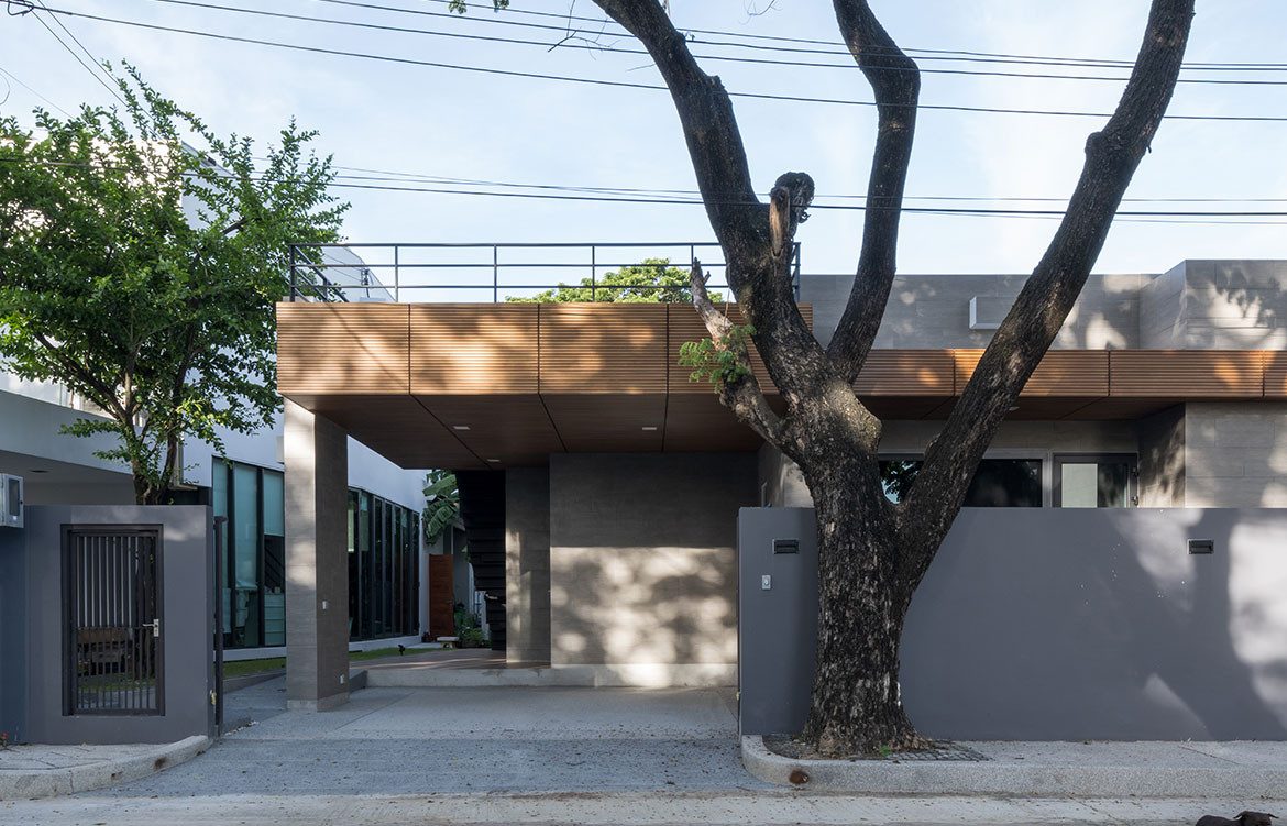 Cool Modern Box House With Rooftop, Harmonious With Green Garden