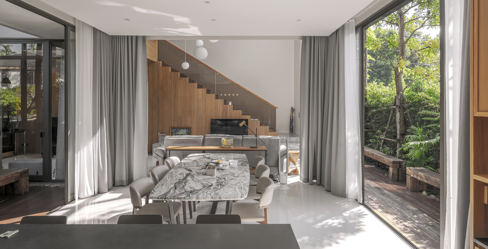 House (Be)hide บ้านโมเดิร์นทรอปิคอลทรงเข้ม ซ่อนธรรมชาติไว้ภายใน