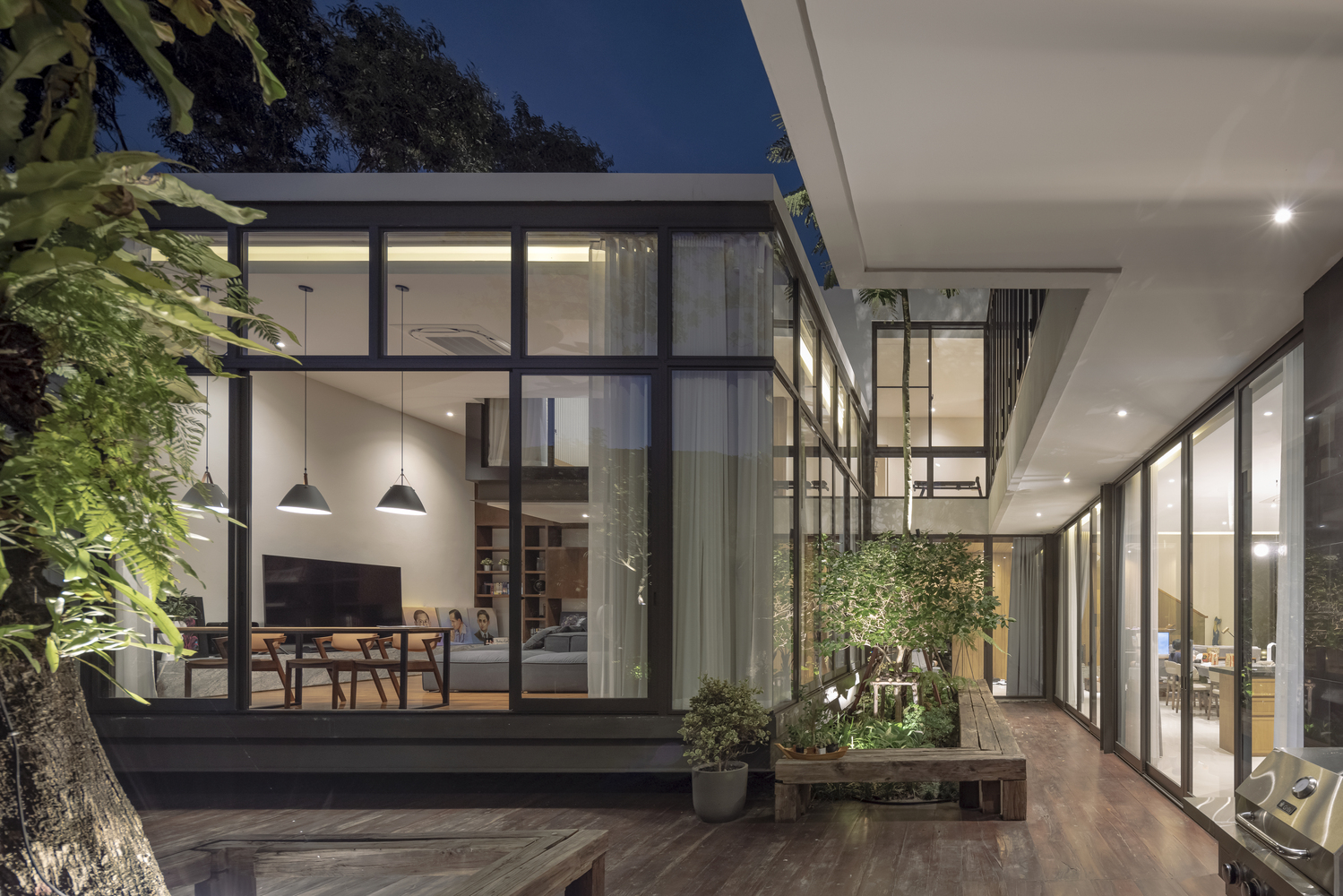 House (Be)hide บ้านโมเดิร์นทรอปิคอลทรงเข้ม ซ่อนธรรมชาติไว้ภายใน