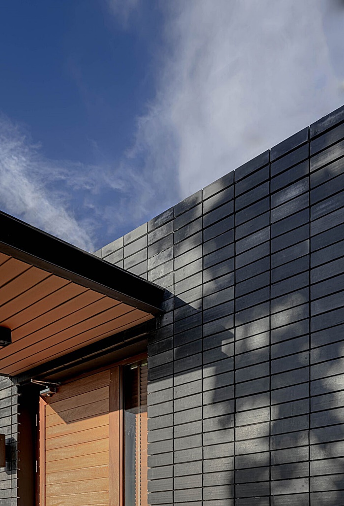 บ้านโมเดิร์นสองชั้น เฉลียงกว้างโทนสีอบอุ่น เชื่อมต่อวิวทุ่งนา (มีแบบแปลน)