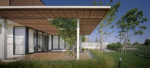 บ้านโมเดิร์นสองชั้น เฉลียงกว้างโทนสีอบอุ่น เชื่อมต่อวิวทุ่งนา (มีแบบแปลน)