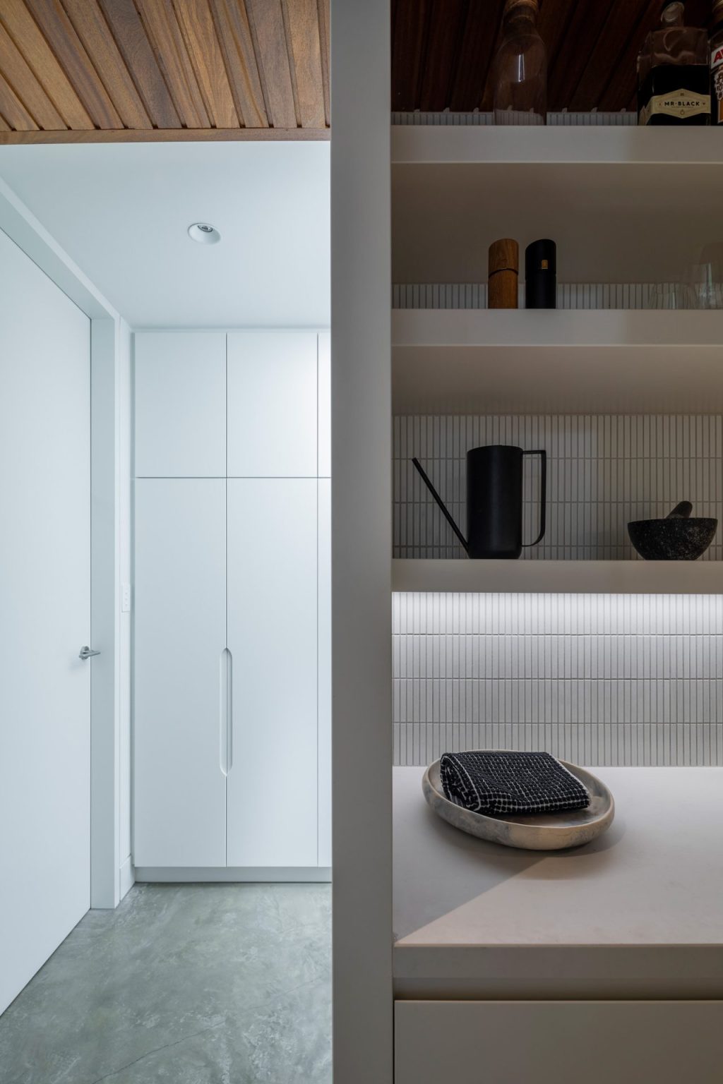 บ้านโมเดิร์น 2 ชั้น ฟาซาดกรอบไม้ภายในแบบ Open plan เปิดสู่สวน (มีแบบแปลน)