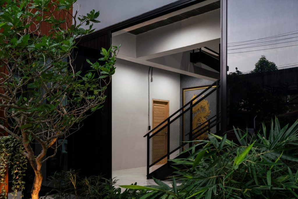 โฮมออฟฟิศสุดเท่ ดีไซน์ดิบ ๆ สไตล์ Industrial Loft พร้อมพื้นที่สีเขียว