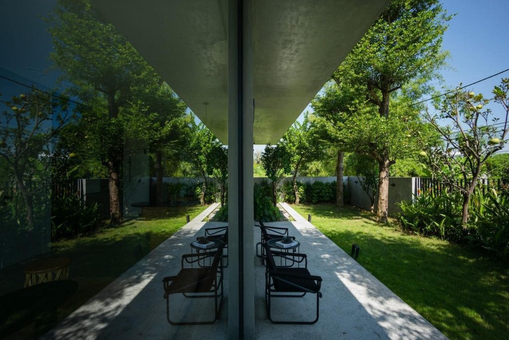 บ้านคอนกรีตเปลือย Modern Loft สวยเท่ โดดเด่นบนพื้นที่สีเขียว