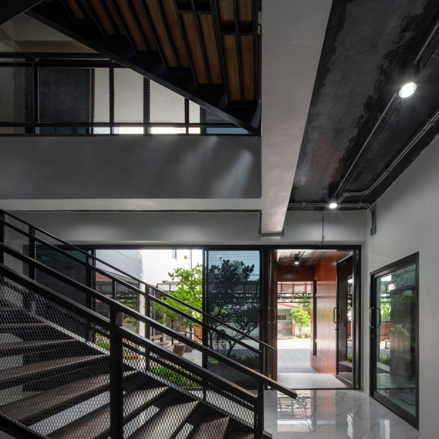 โฮมออฟฟิศสุดเท่ ดีไซน์ดิบ ๆ สไตล์ Industrial Loft พร้อมพื้นที่สีเขียว