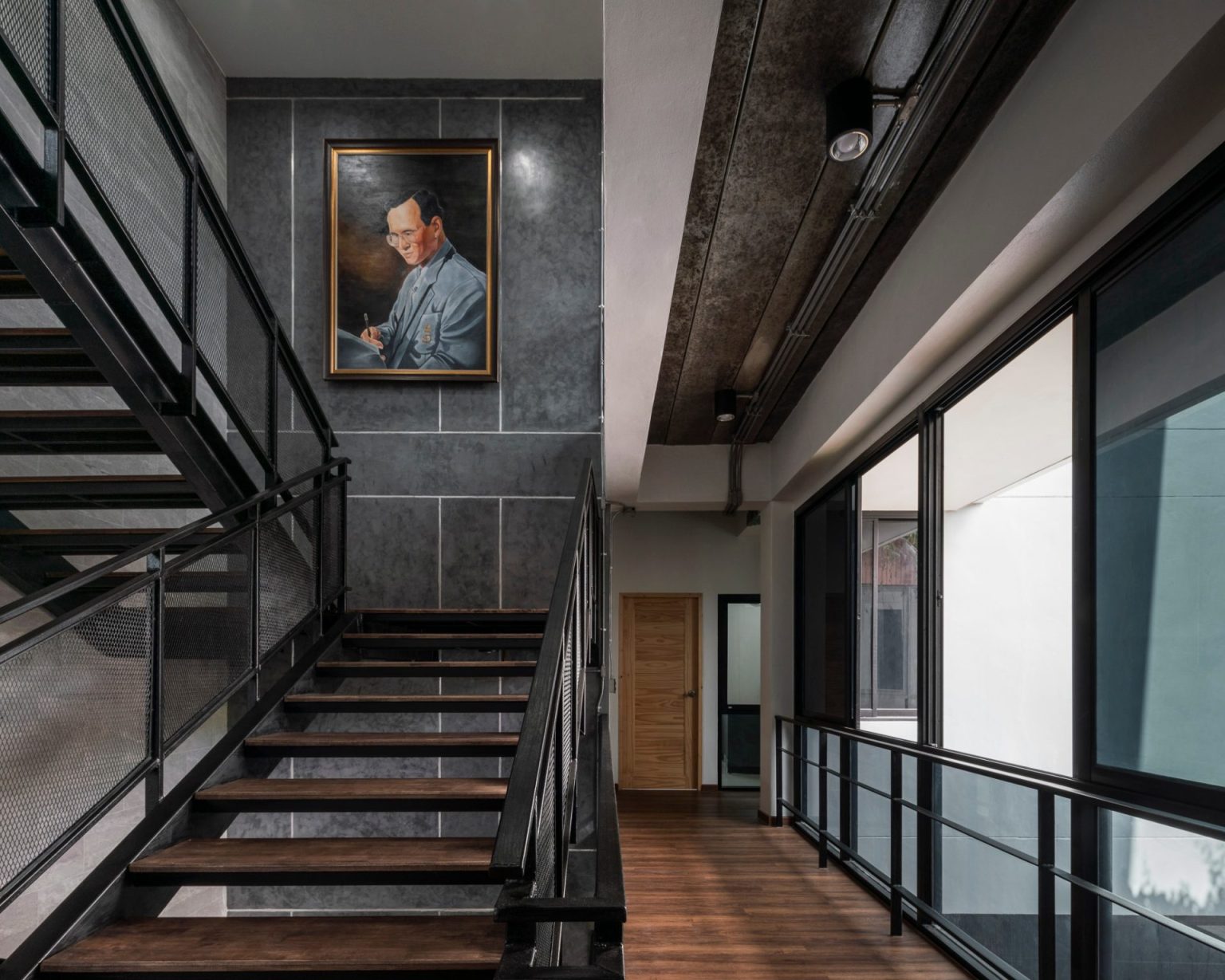 โฮมออฟฟิศสุดเท่ ดีไซน์ดิบ ๆ สไตล์ Industrial Loft พร้อมพื้นที่สีเขียว