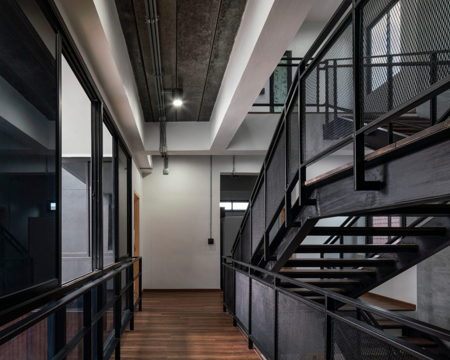 โฮมออฟฟิศสุดเท่ ดีไซน์ดิบ ๆ สไตล์ Industrial Loft พร้อมพื้นที่สีเขียว