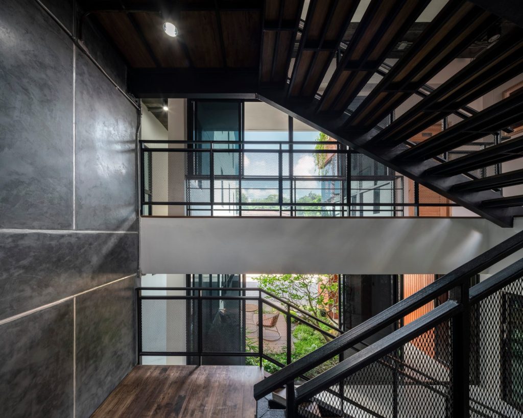 โฮมออฟฟิศสุดเท่ ดีไซน์ดิบ ๆ สไตล์ Industrial Loft พร้อมพื้นที่สีเขียว