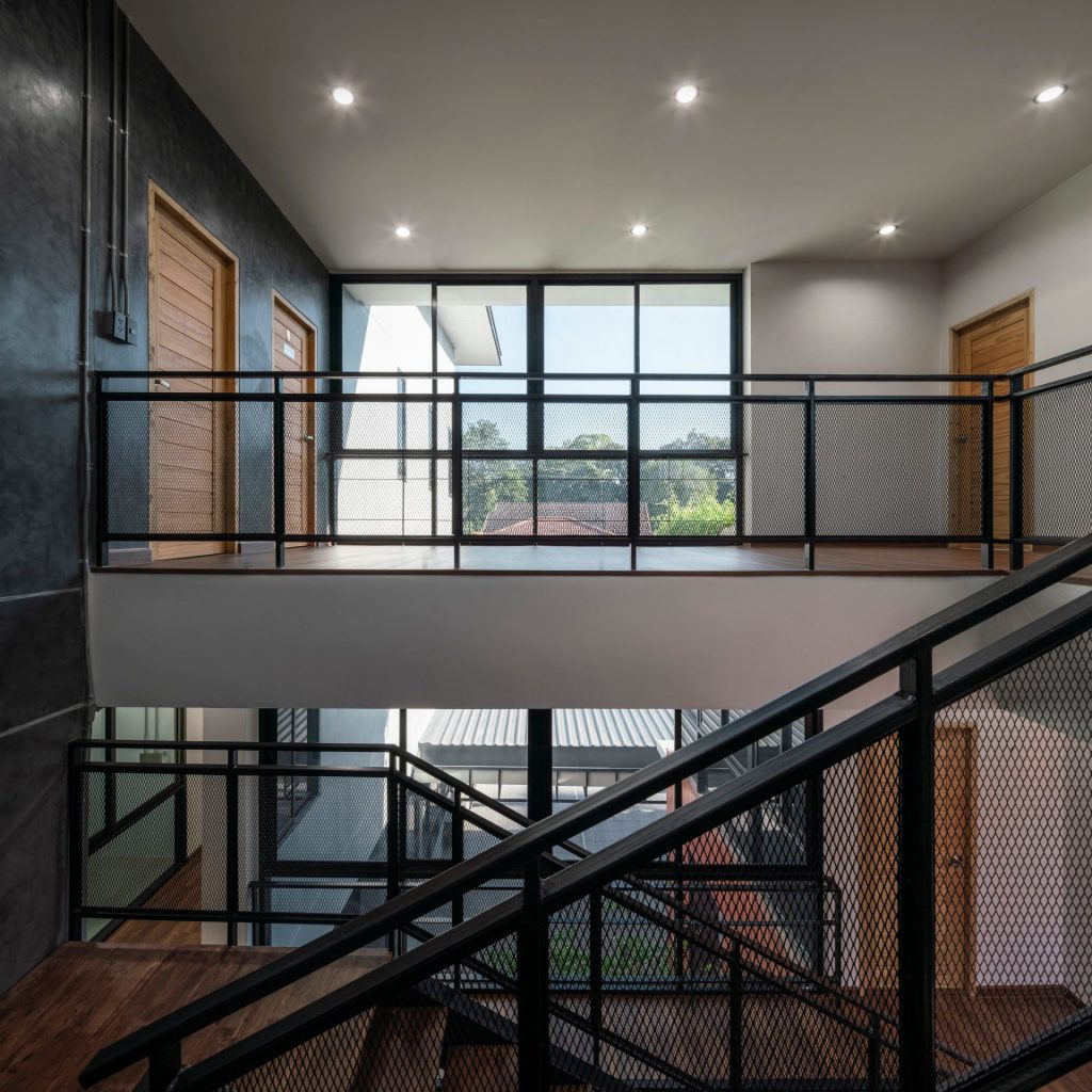 โฮมออฟฟิศสุดเท่ ดีไซน์ดิบ ๆ สไตล์ Industrial Loft พร้อมพื้นที่สีเขียว