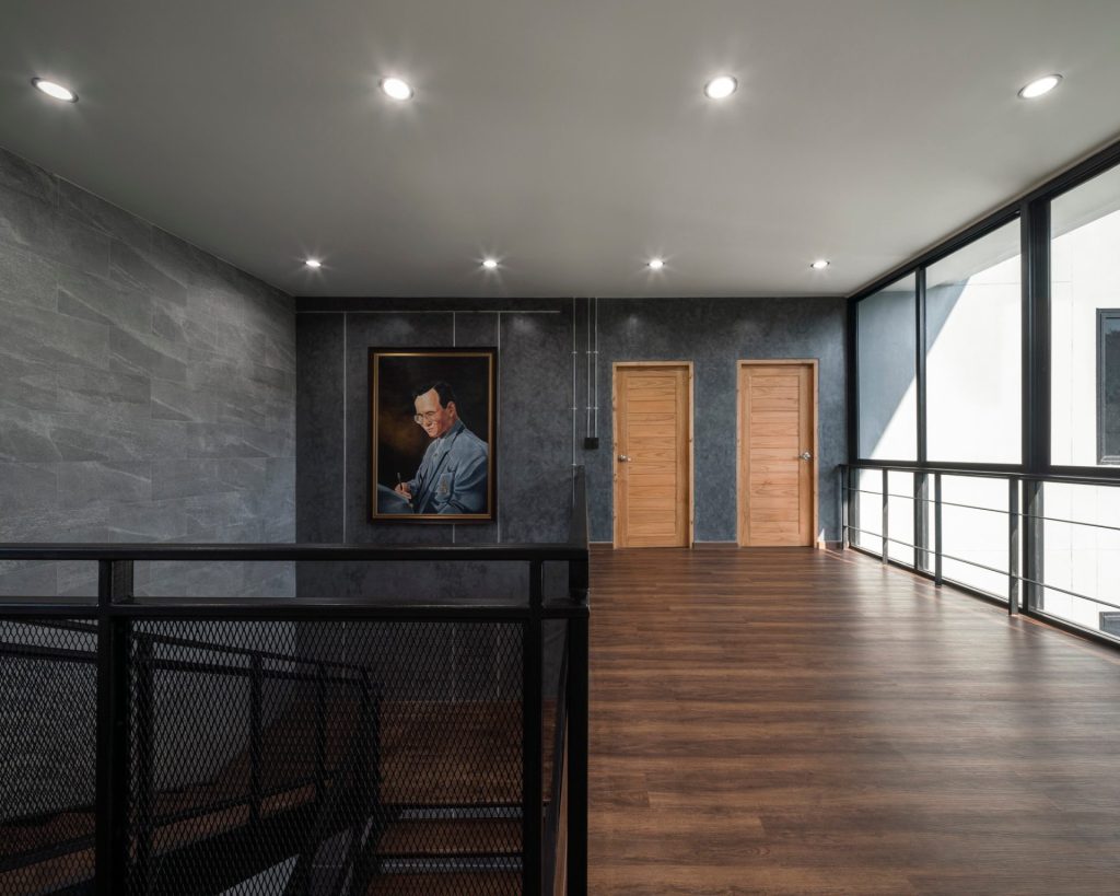 โฮมออฟฟิศสุดเท่ ดีไซน์ดิบ ๆ สไตล์ Industrial Loft พร้อมพื้นที่สีเขียว