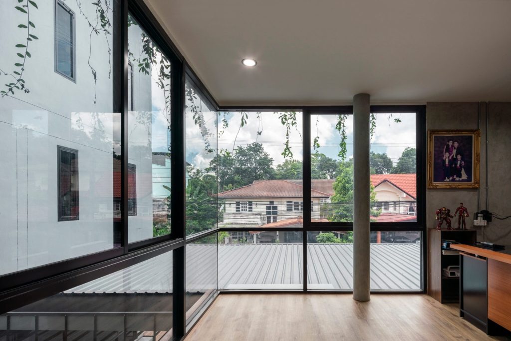 โฮมออฟฟิศสุดเท่ ดีไซน์ดิบ ๆ สไตล์ Industrial Loft พร้อมพื้นที่สีเขียว