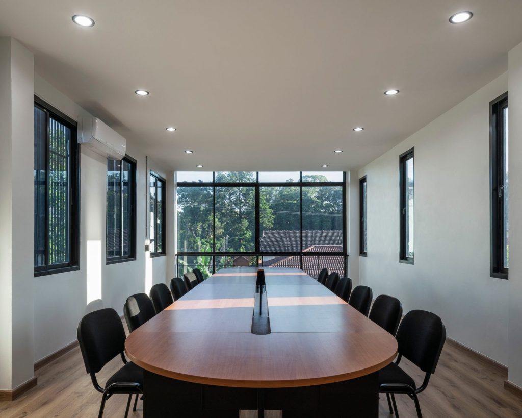 โฮมออฟฟิศสุดเท่ ดีไซน์ดิบ ๆ สไตล์ Industrial Loft พร้อมพื้นที่สีเขียว