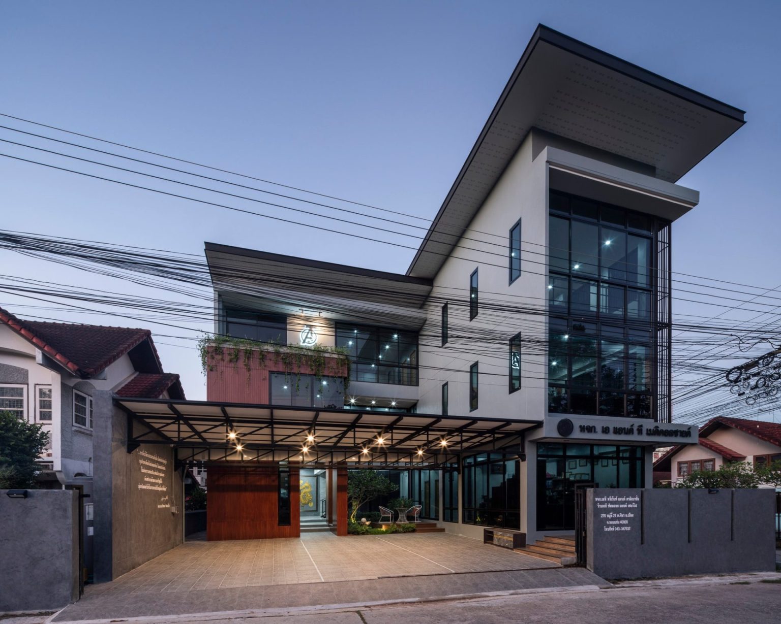 โฮมออฟฟิศสุดเท่ ดีไซน์ดิบ ๆ สไตล์ Industrial Loft พร้อมพื้นที่สีเขียว