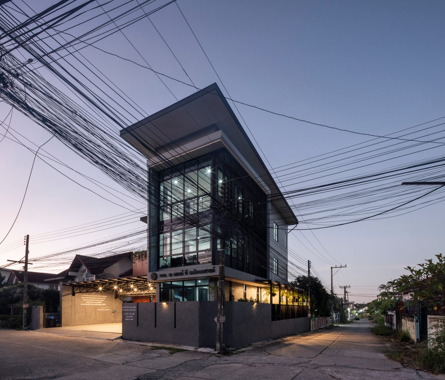 โฮมออฟฟิศสุดเท่ ดีไซน์ดิบ ๆ สไตล์ Industrial Loft พร้อมพื้นที่สีเขียว