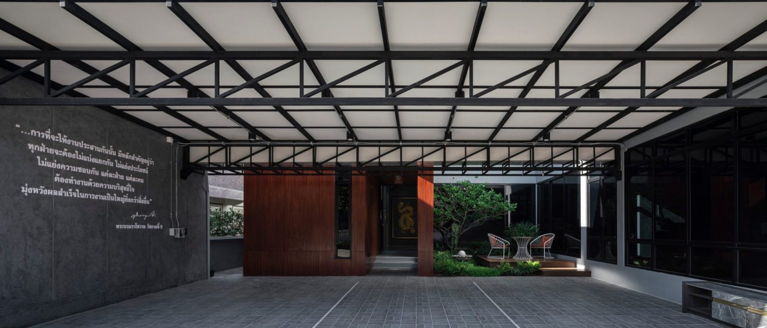 โฮมออฟฟิศสุดเท่ ดีไซน์ดิบ ๆ สไตล์ Industrial Loft พร้อมพื้นที่สีเขียว