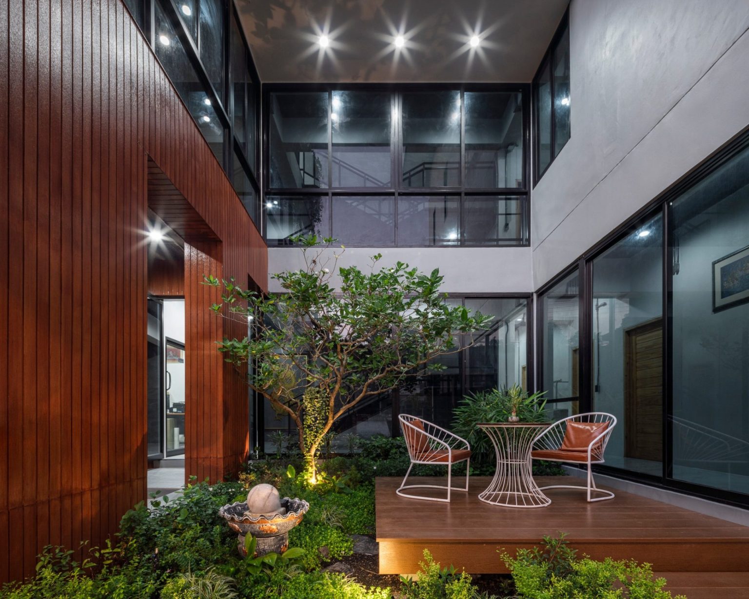 โฮมออฟฟิศสุดเท่ ดีไซน์ดิบ ๆ สไตล์ Industrial Loft พร้อมพื้นที่สีเขียว