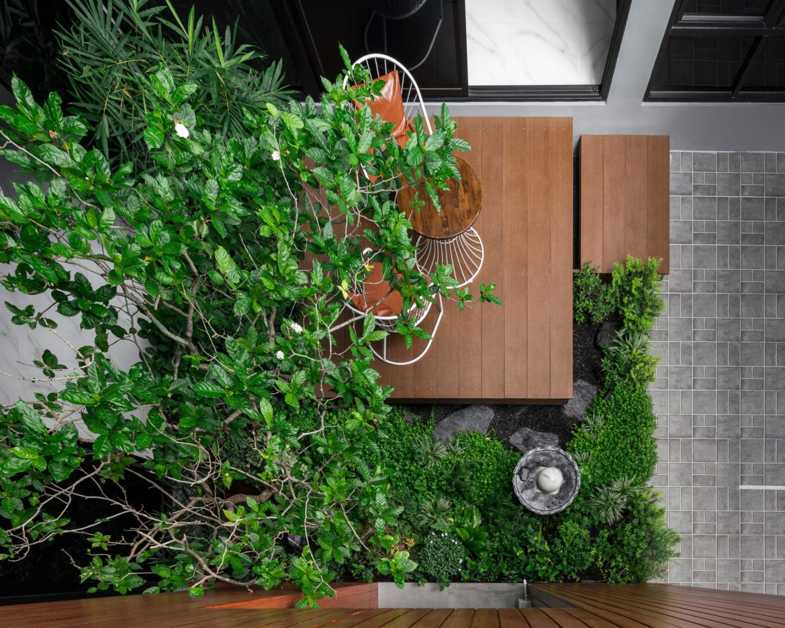 โฮมออฟฟิศสุดเท่ ดีไซน์ดิบ ๆ สไตล์ Industrial Loft พร้อมพื้นที่สีเขียว