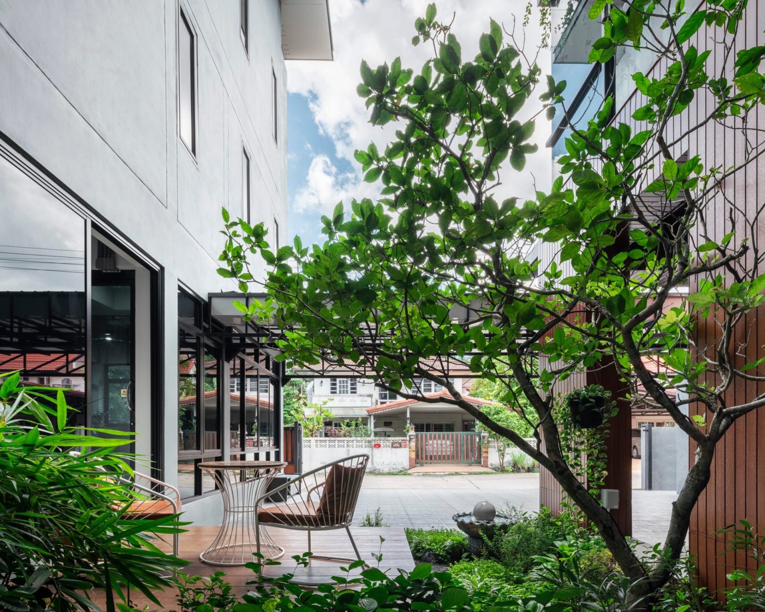 โฮมออฟฟิศสุดเท่ ดีไซน์ดิบ ๆ สไตล์ Industrial Loft พร้อมพื้นที่สีเขียว